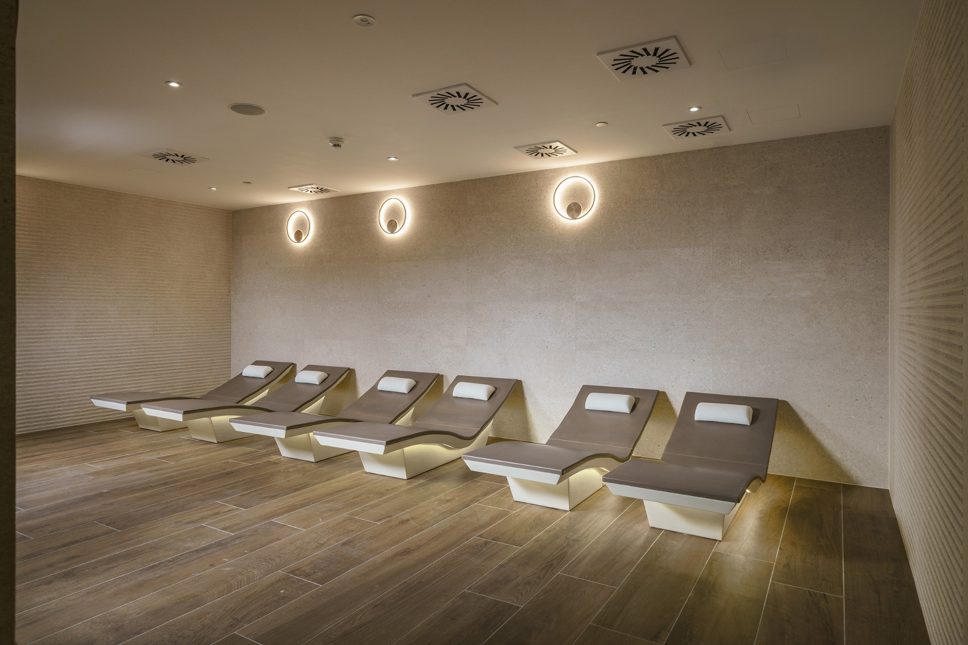 Heated Loungers :: Enjoy the spa experience